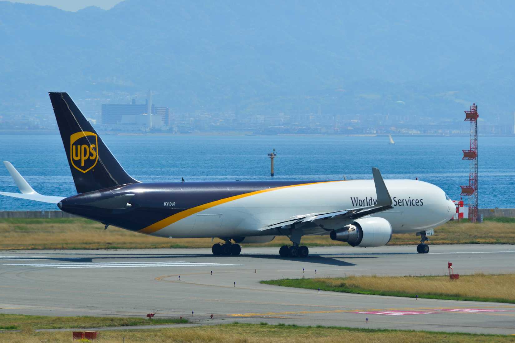 UPS Boeing 767-300F Returns To California Airport After Crew Lost ATC ...