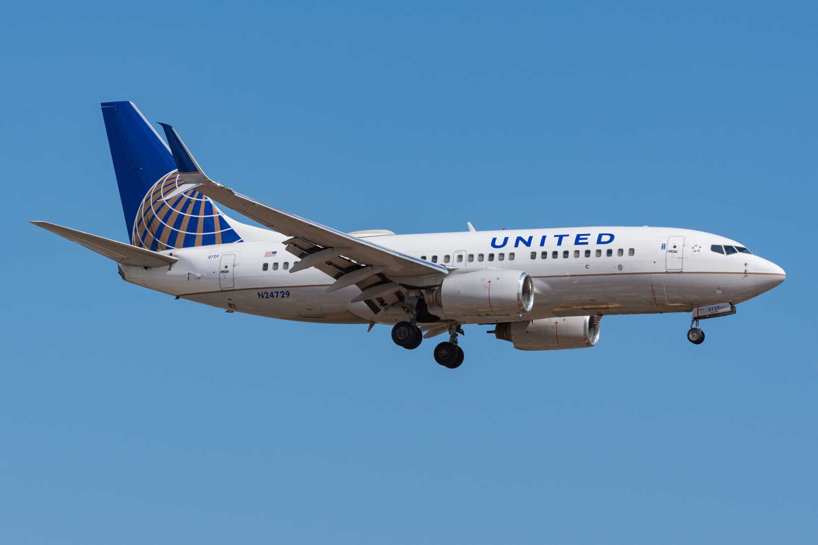 United Airlines Boeing 737-700 Returns To Memphis After Windshield Cracks