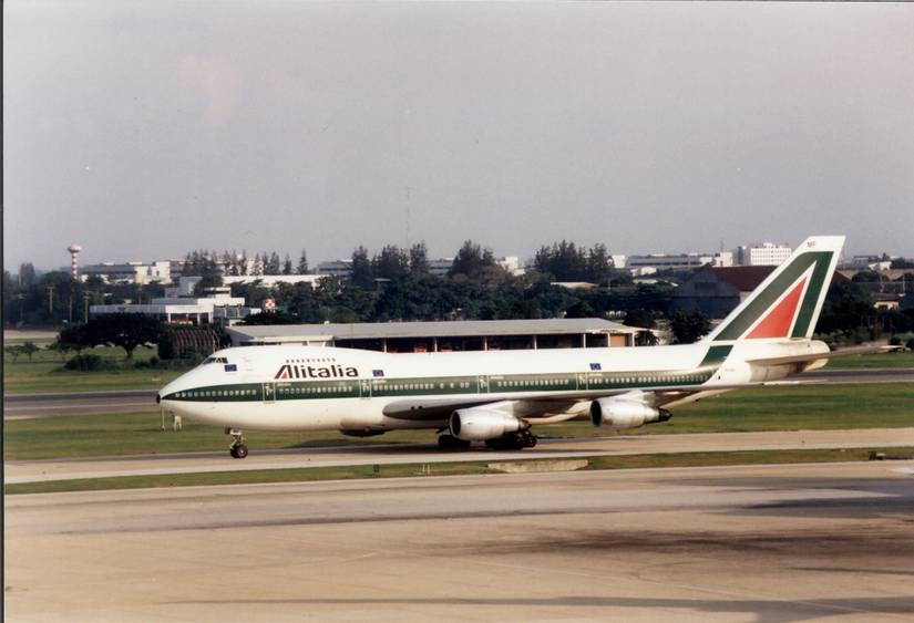 Why Did Boeing Build The 747 With 4 Engines?