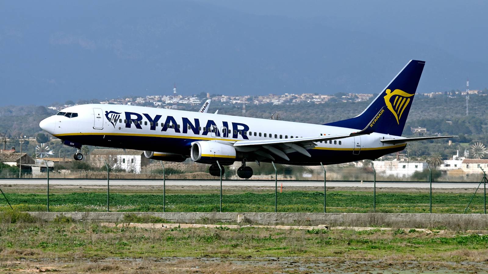 18 Injured During Evacuation After Fire Alert On Ryanair Flight To ...