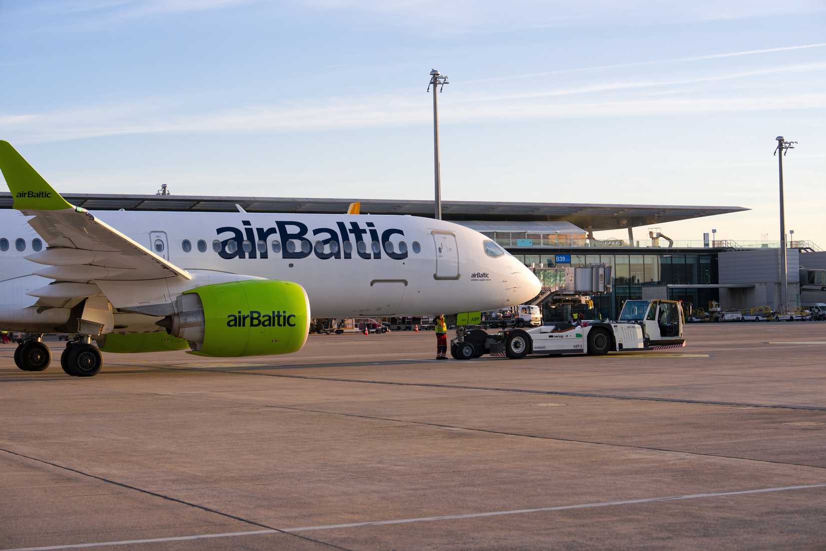 Airbus 'Taxibot' Hybrid-Electric Tug Program Gains Momentum