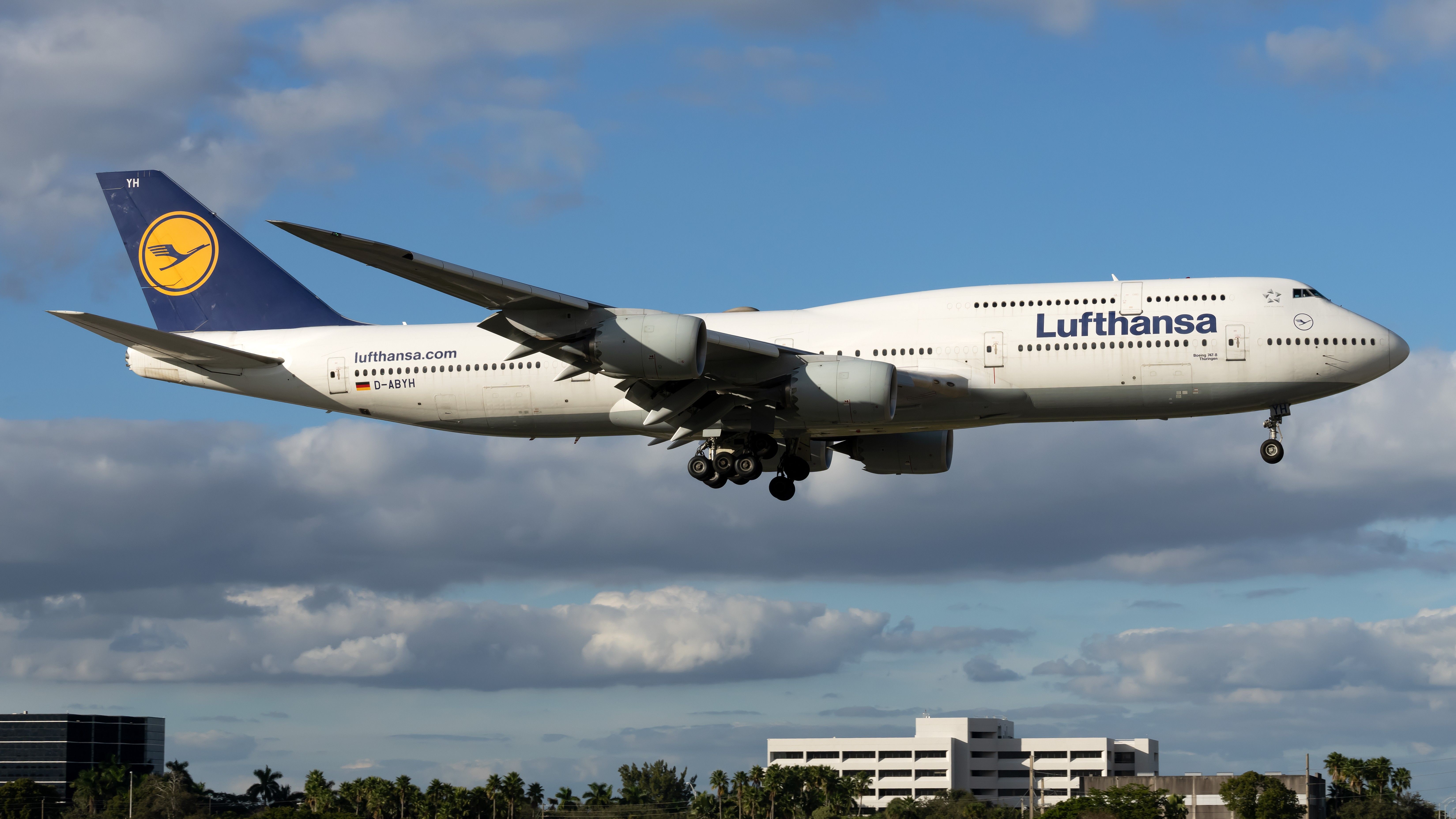 Lufthansa Boeing 747-8 Diverts to Chicago Over Landing Gear Issue