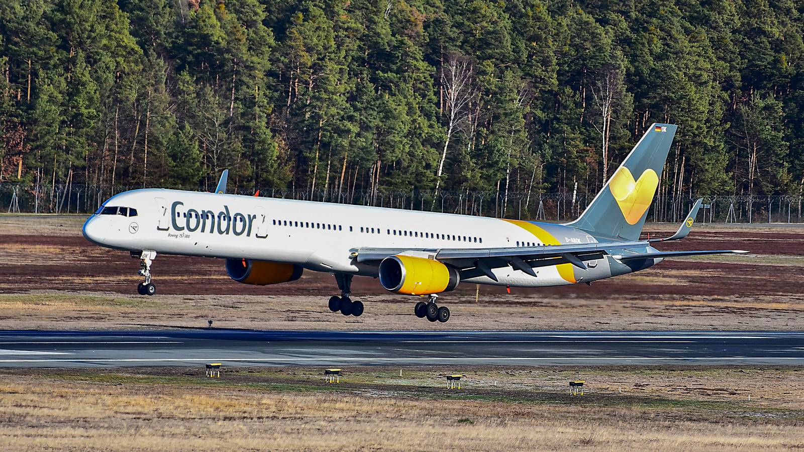 Boeing 757 Diverts To Italy After Engine Fire & Shutdown