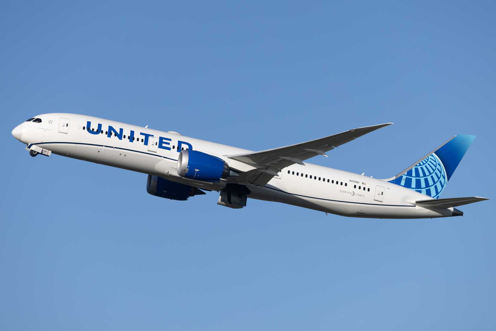 United Airlines Boeing 787 Returns to Newark After Wing Spoiler Issue