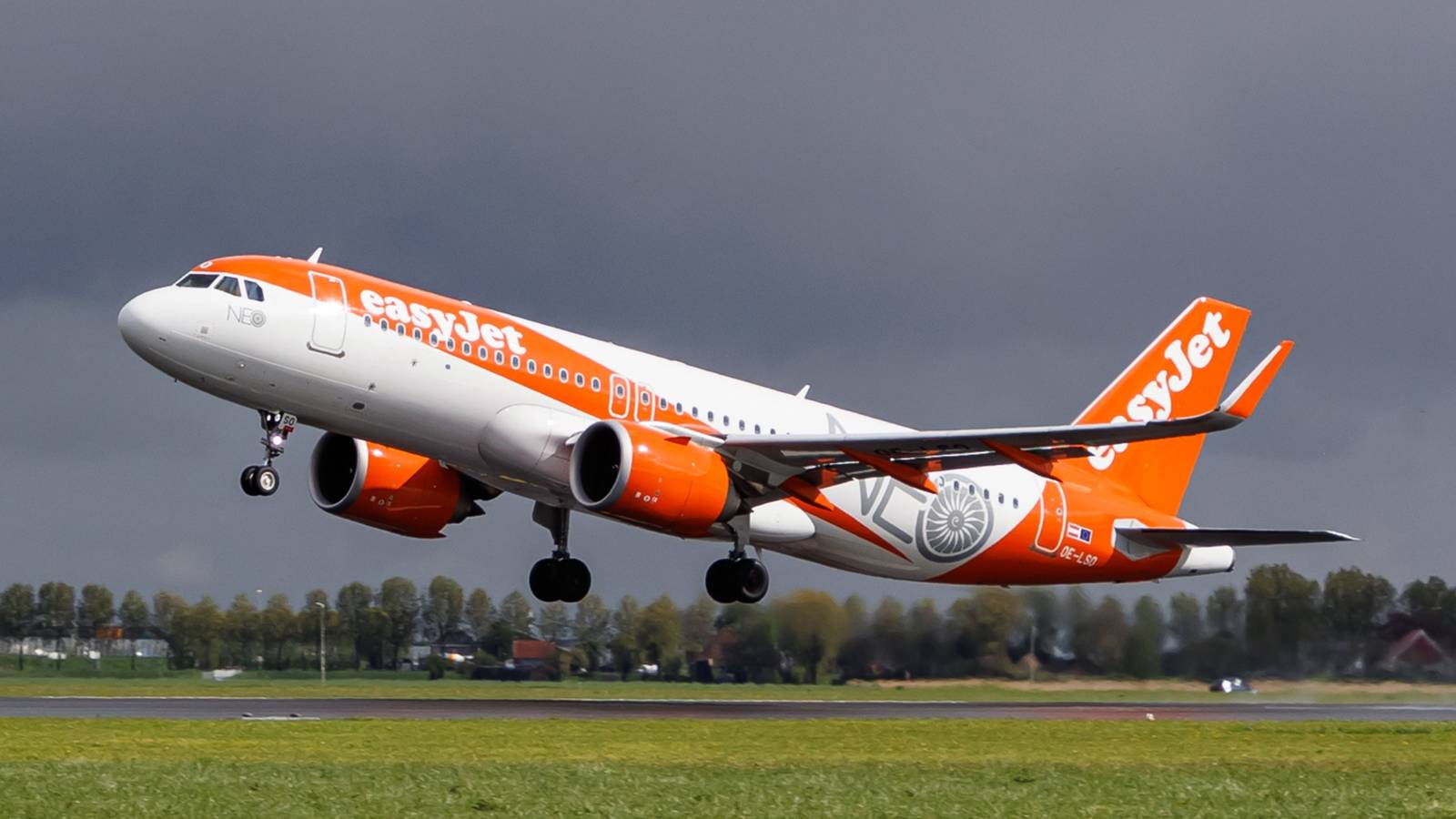 easyJet Pilot Suspended for Drunken Nude Hotel Antics In Cape Verde