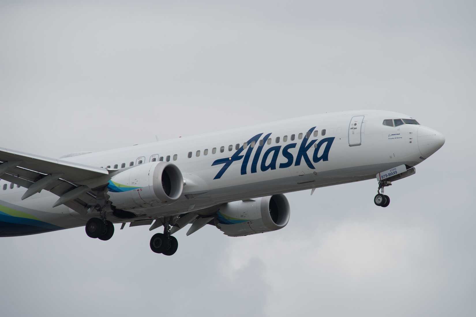 Alaska Airlines 737 MAX 9 Diverts to Seattle Due to Electrical Smell