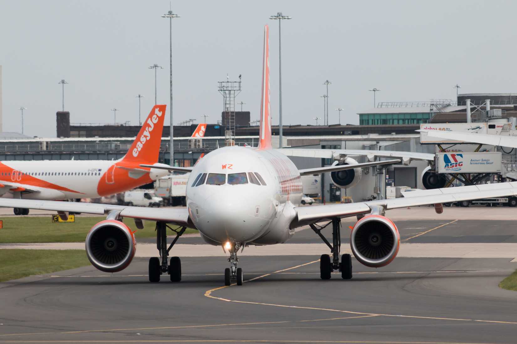 easyJet Aircraft Clip Wings In Manchester Causing Delays and Damage