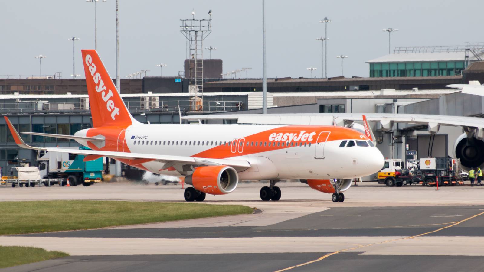 easyJet Aircraft Clip Wings In Manchester Causing Delays and Damage