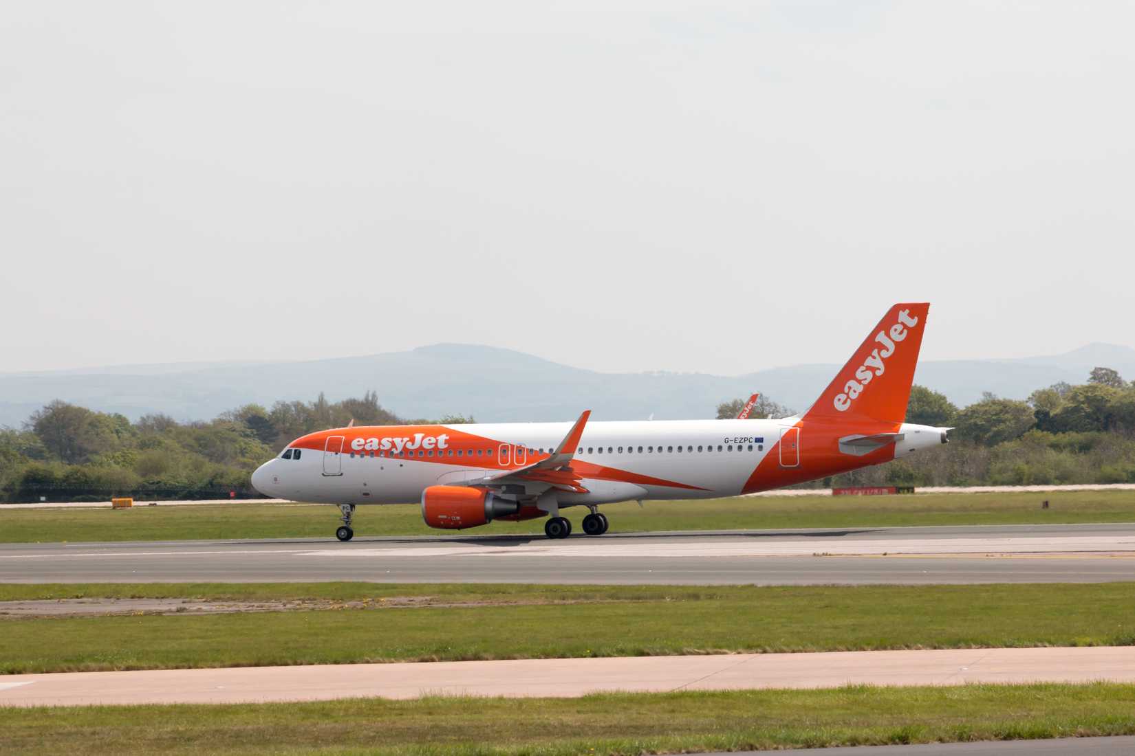 easyJet Aircraft Clip Wings In Manchester Causing Delays and Damage