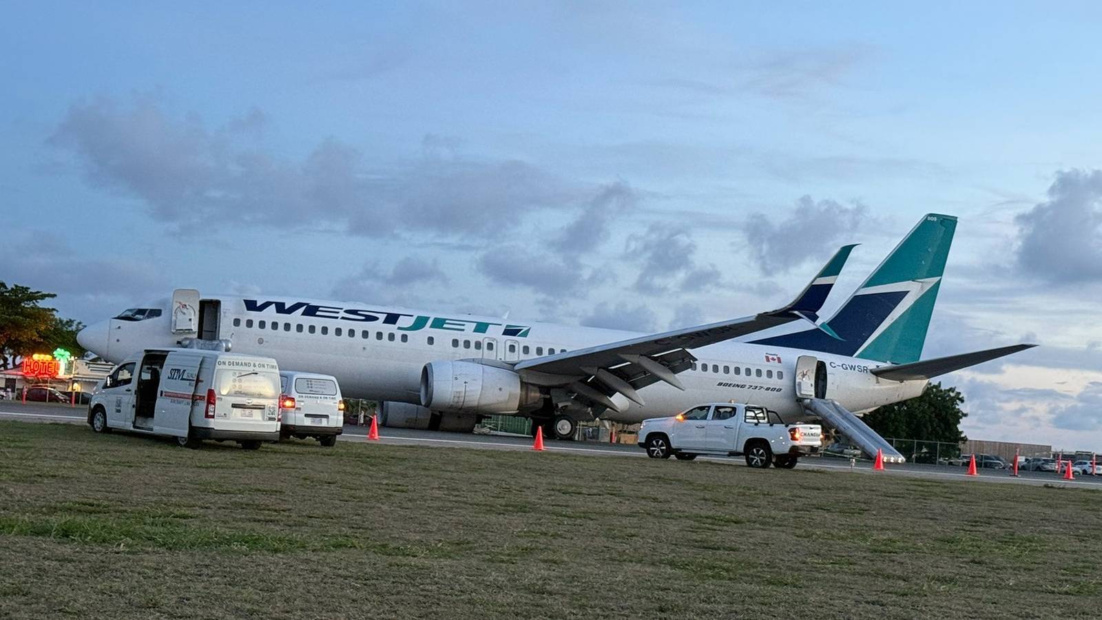 WestJet Boeing 737-800 Damaged After Landing Gear Collapses During ...