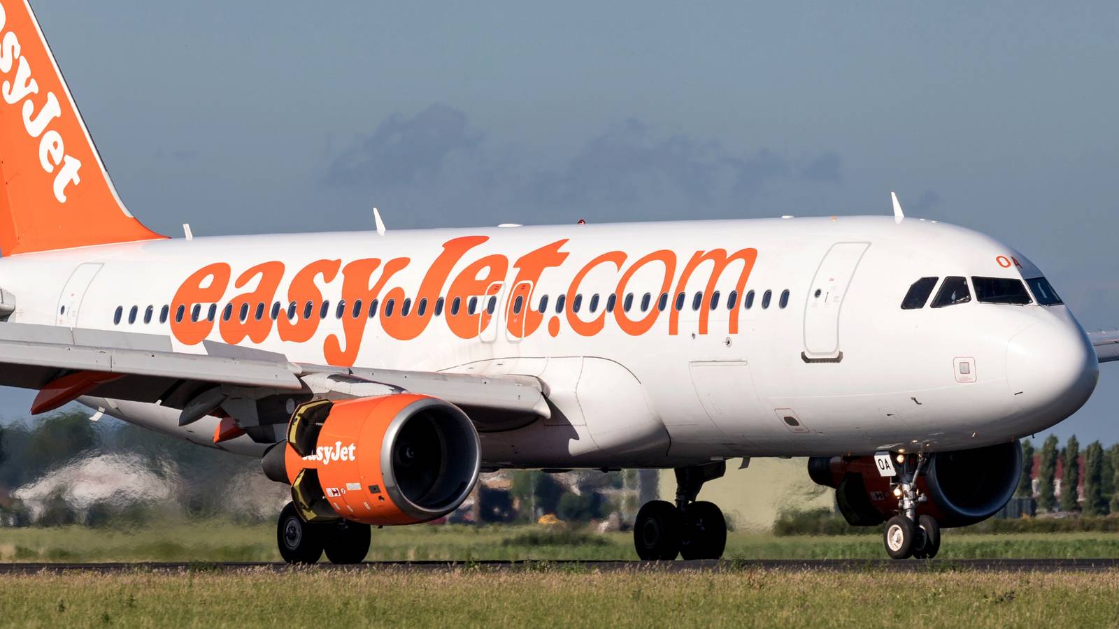 Near Miss at Nice Airport: Nouvelair A320 Almost Collides with easyJet ...