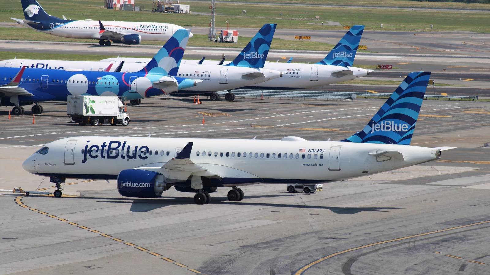 JetBlue Airbus A220 Damaged After Wing Smashes Into Applebees Window At ...