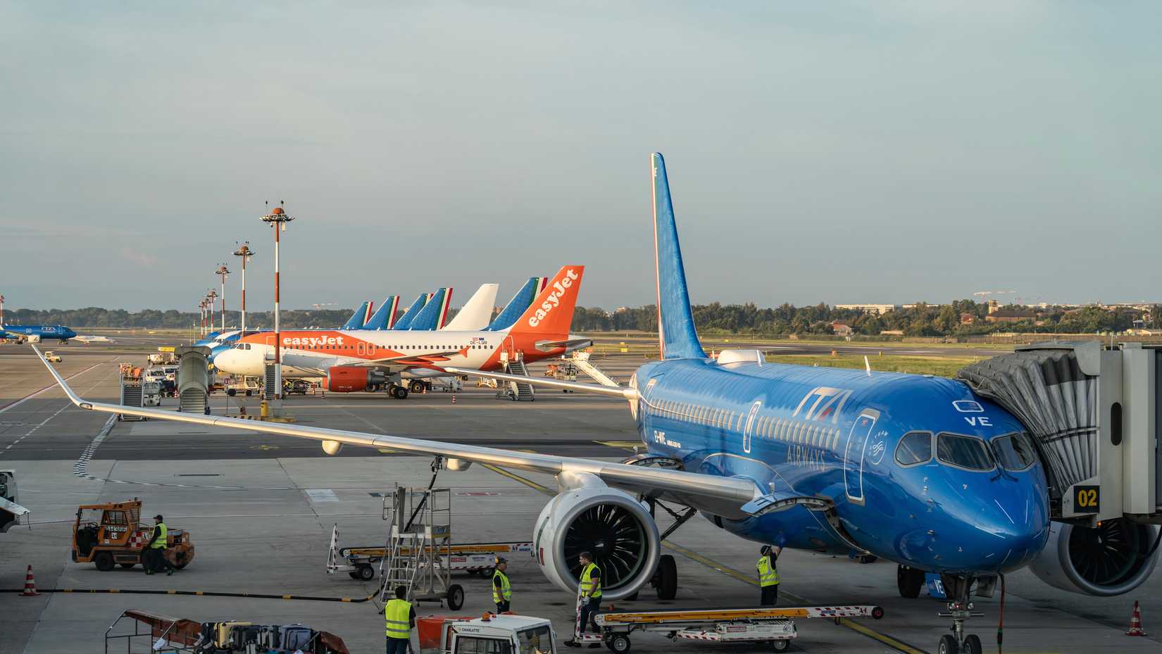 easyJet Airbus A320 Aborts Takeoff Amid Close Call With Landing ...