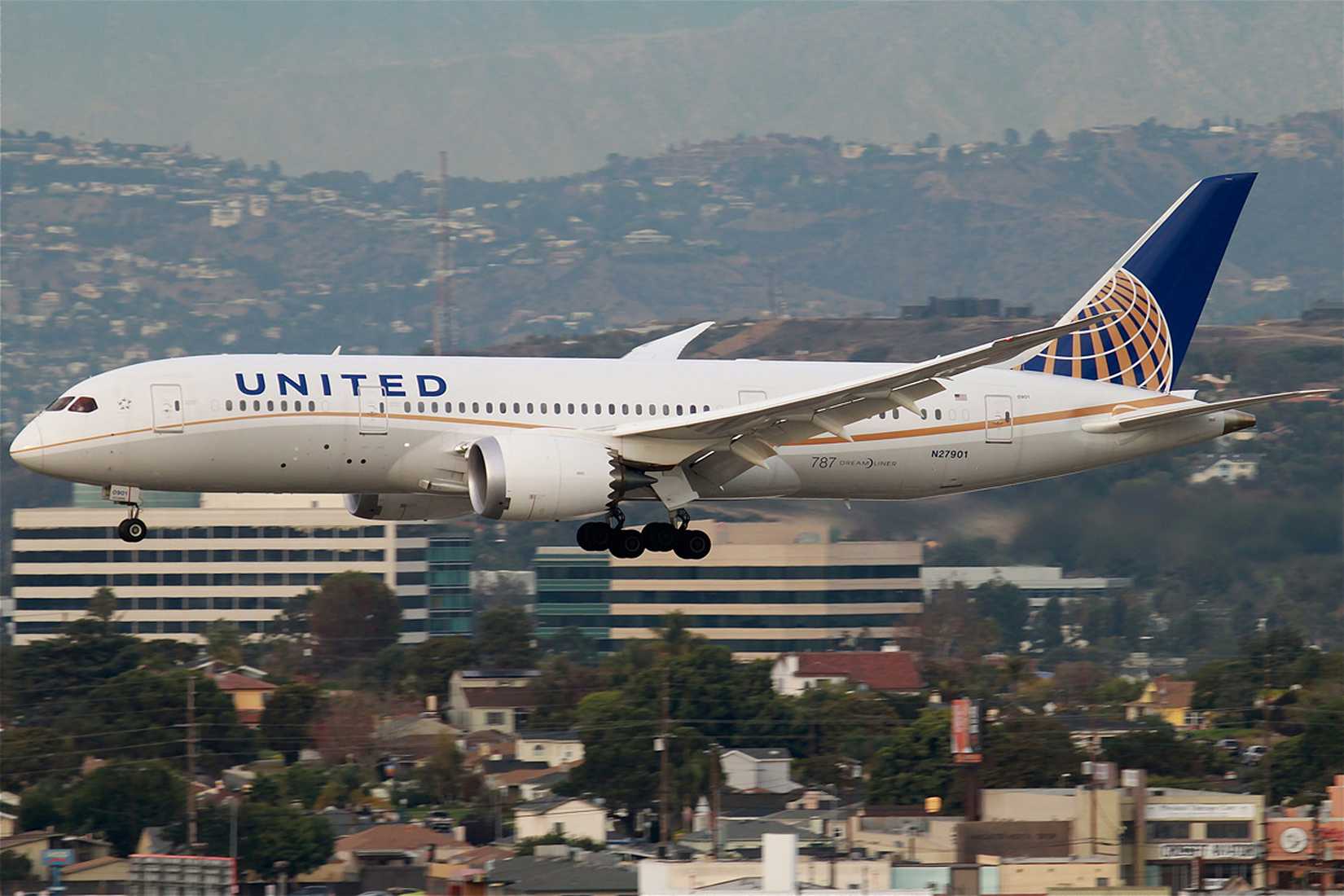 Why In The World Does United Airlines Fly The Boeing 787 And Not The ...