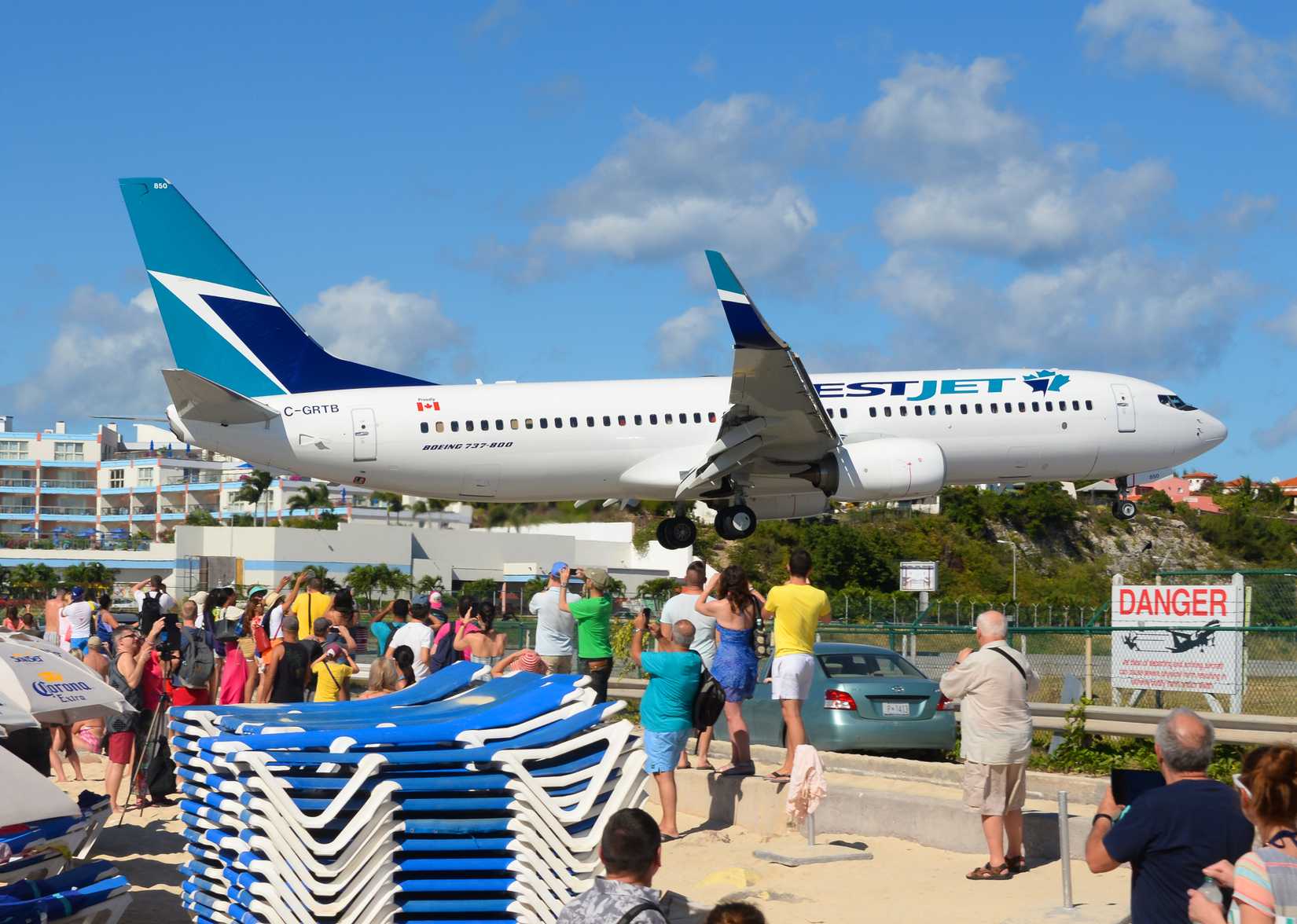 WestJet Boeing 737-800 Damaged After Landing Gear Collapses During ...
