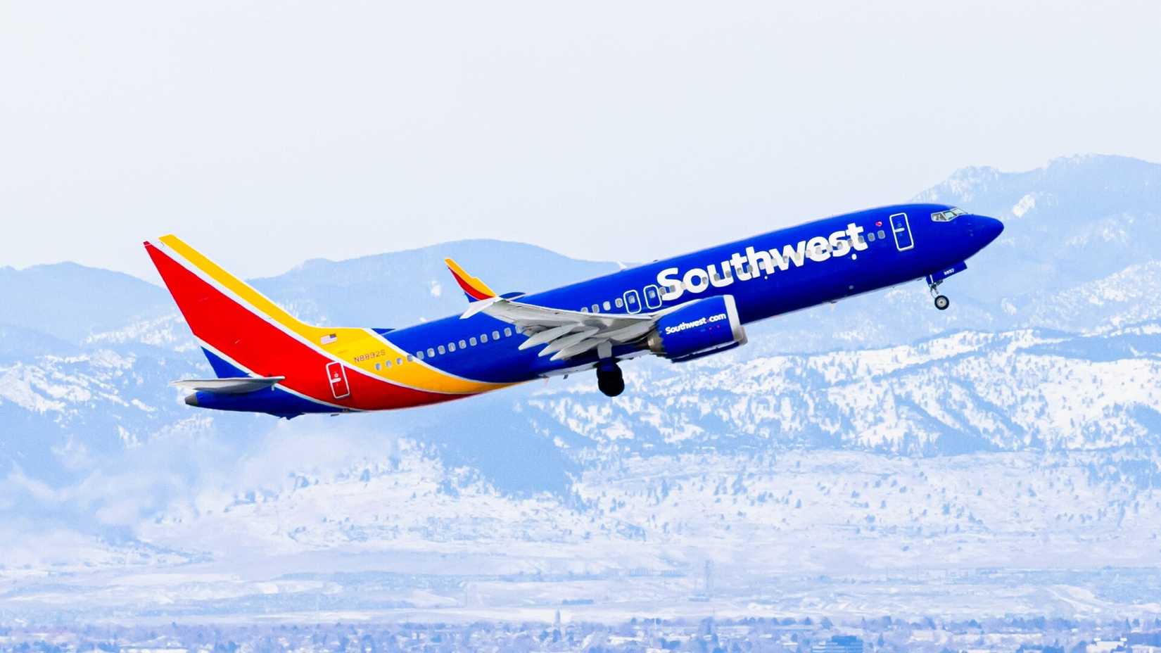 Airlines Freeze Over 15,000 Flights As Winter Storm Fern Cripples US Hubs