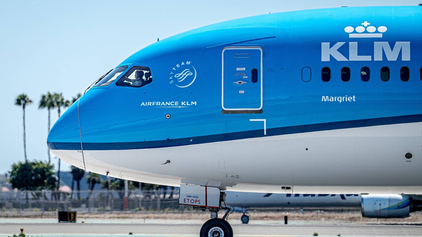 KLM Boeing 787-10 Dreamliner Diverts To Yellowknife After Passenger ...