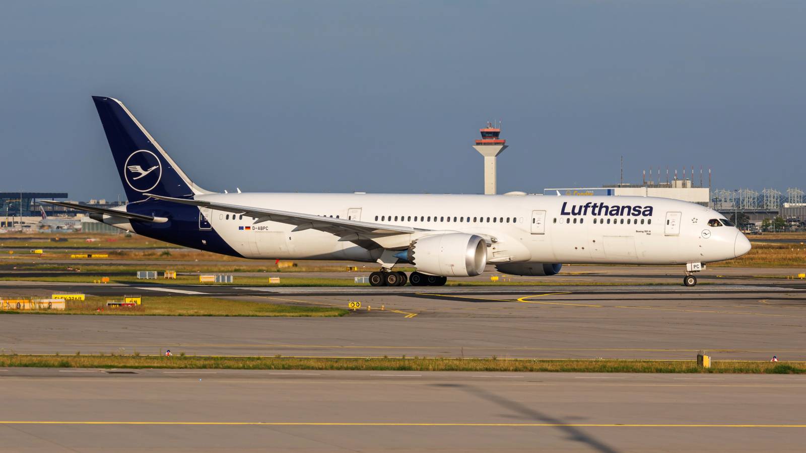 Lufthansa's First Boeing 787-9 with Allegris Cabin Takes Flight