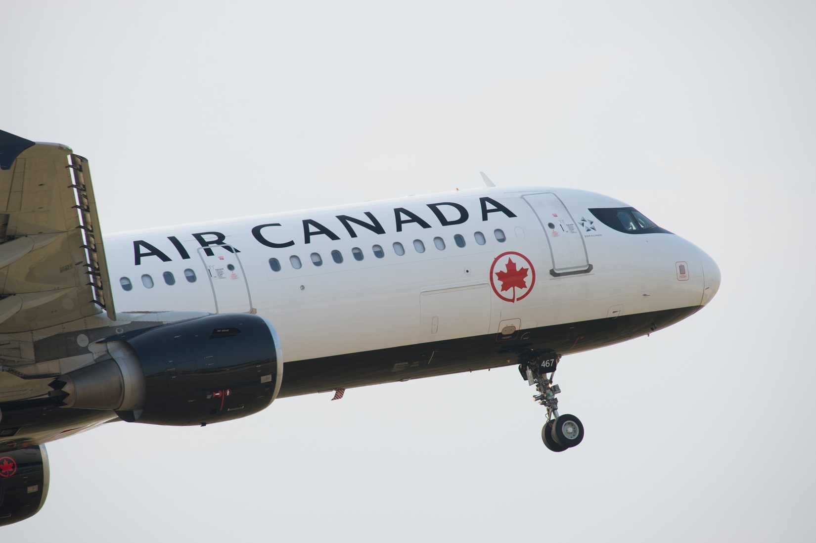 Caught On Camera: Air Canada Boeing 737 MAX 8 Hits Airbus A321 While ...