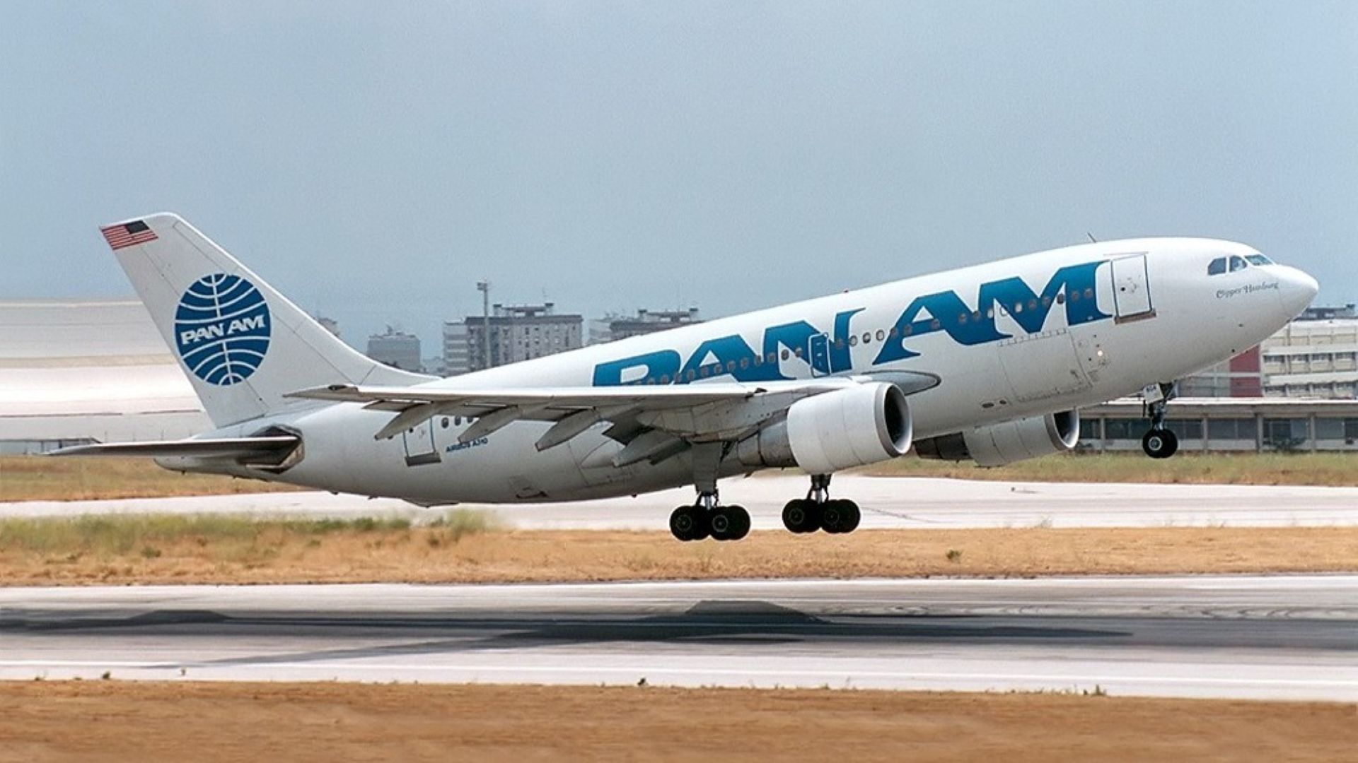 The Widebody Boeing Aircraft That Seats More Passengers Than Its Airbus ...