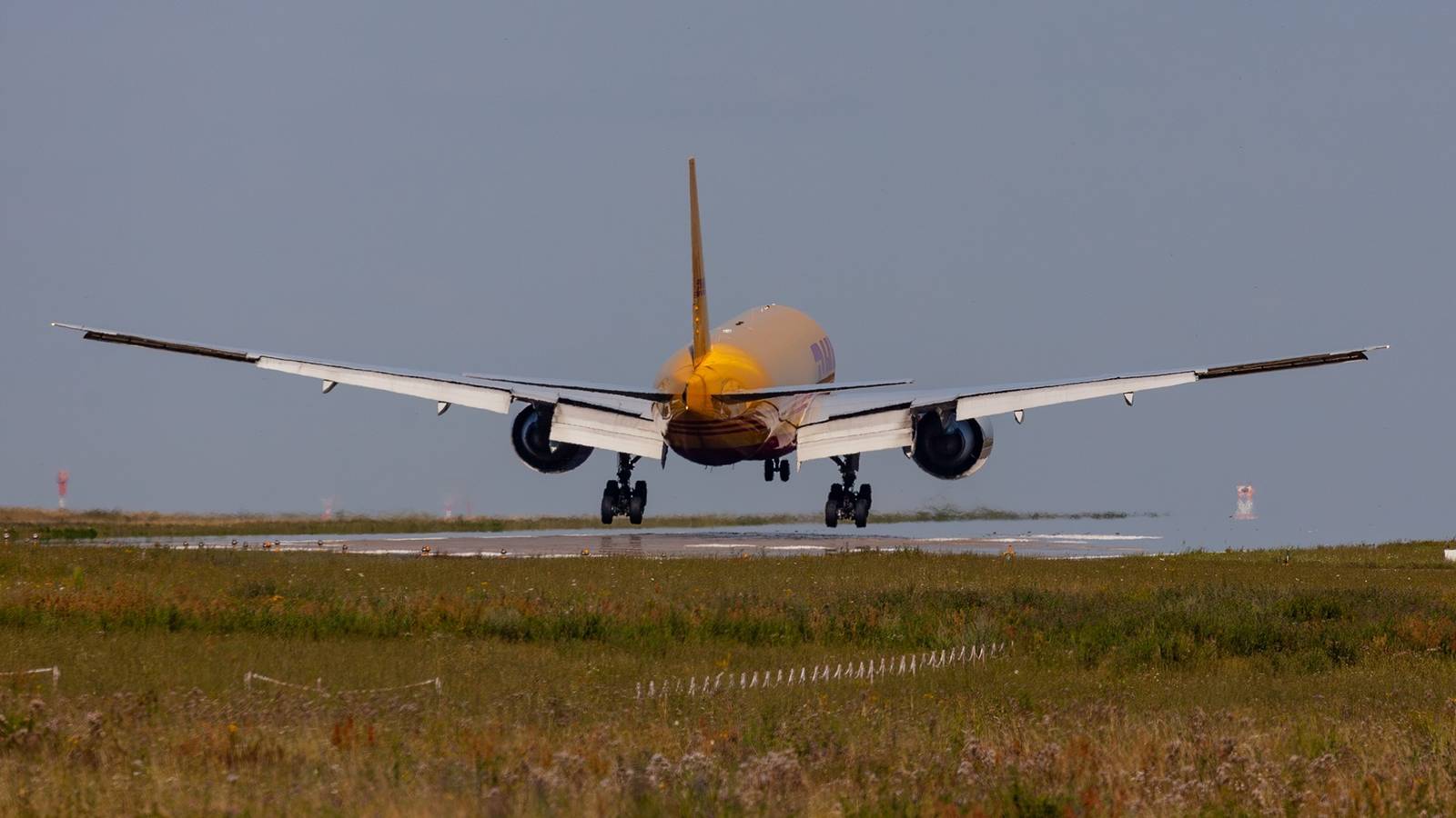 Ouch: DHL Airbus A300 Suffers Tail Strike At 170mph During Landing At ...