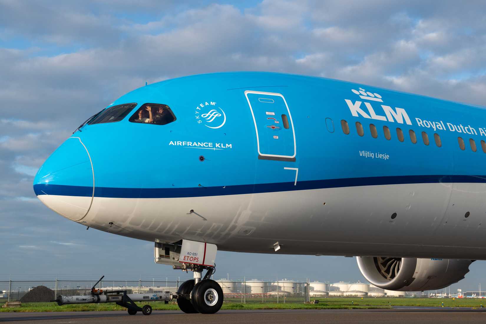 KLM Boeing 787-10 Dreamliner Diverts To Yellowknife After Passenger ...