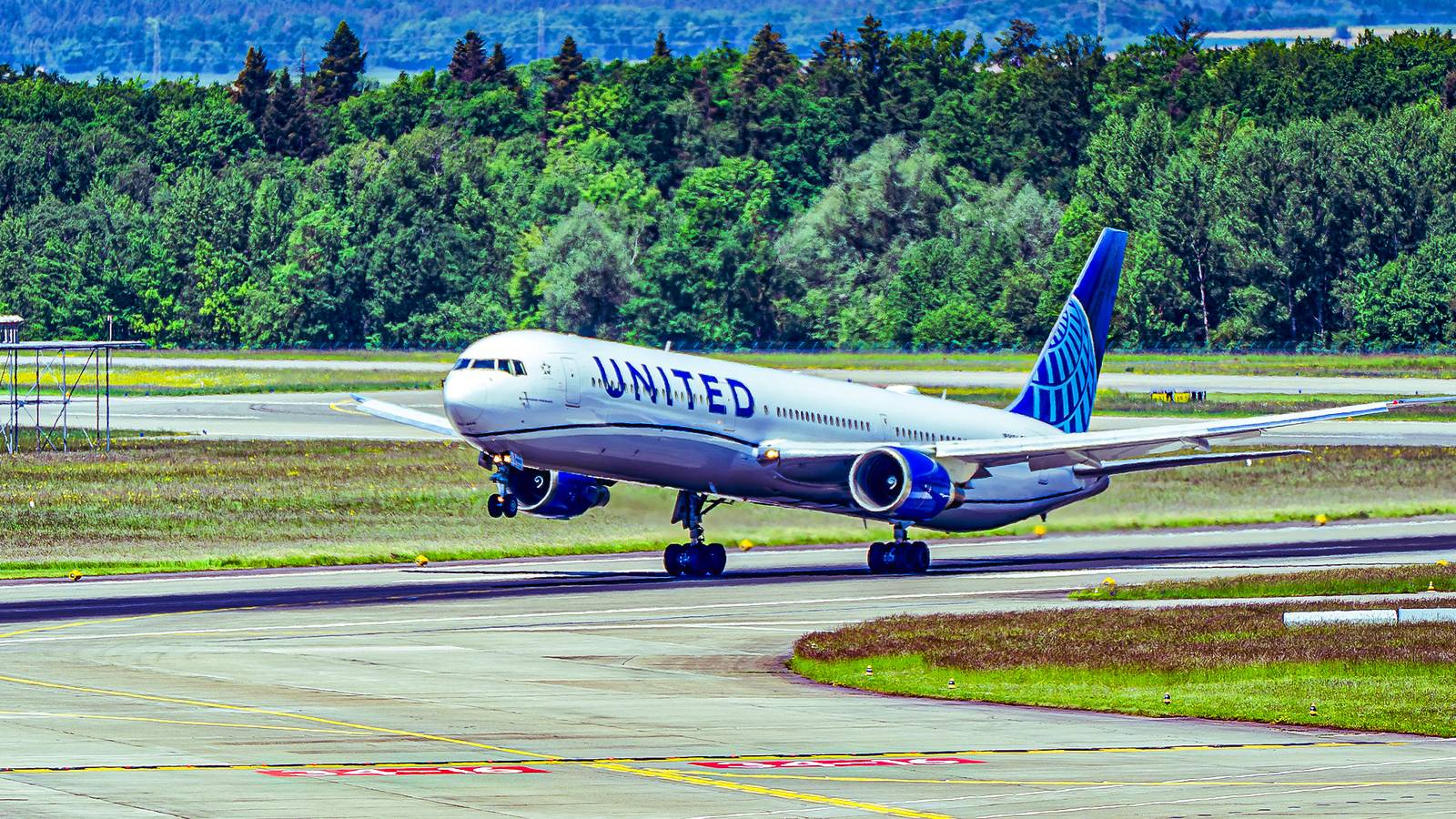 United Airlines Launches MileagePlus Debit Rewards Card