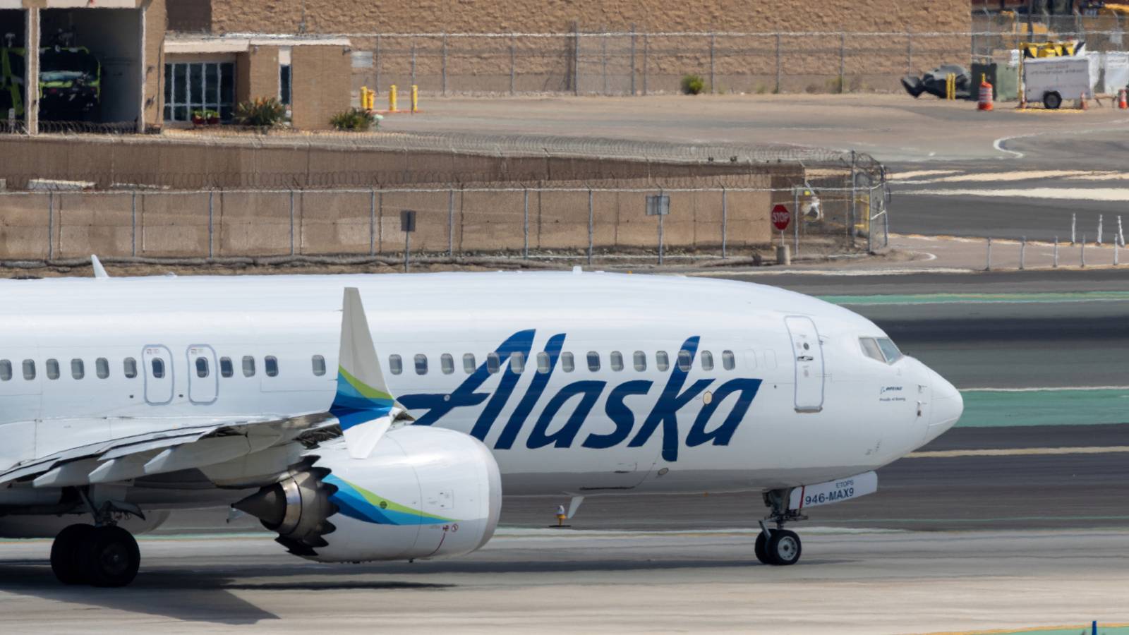 Alaska Airlines Boeing 737 MAX 9 & FedEx 777F Nearly Collide On ...