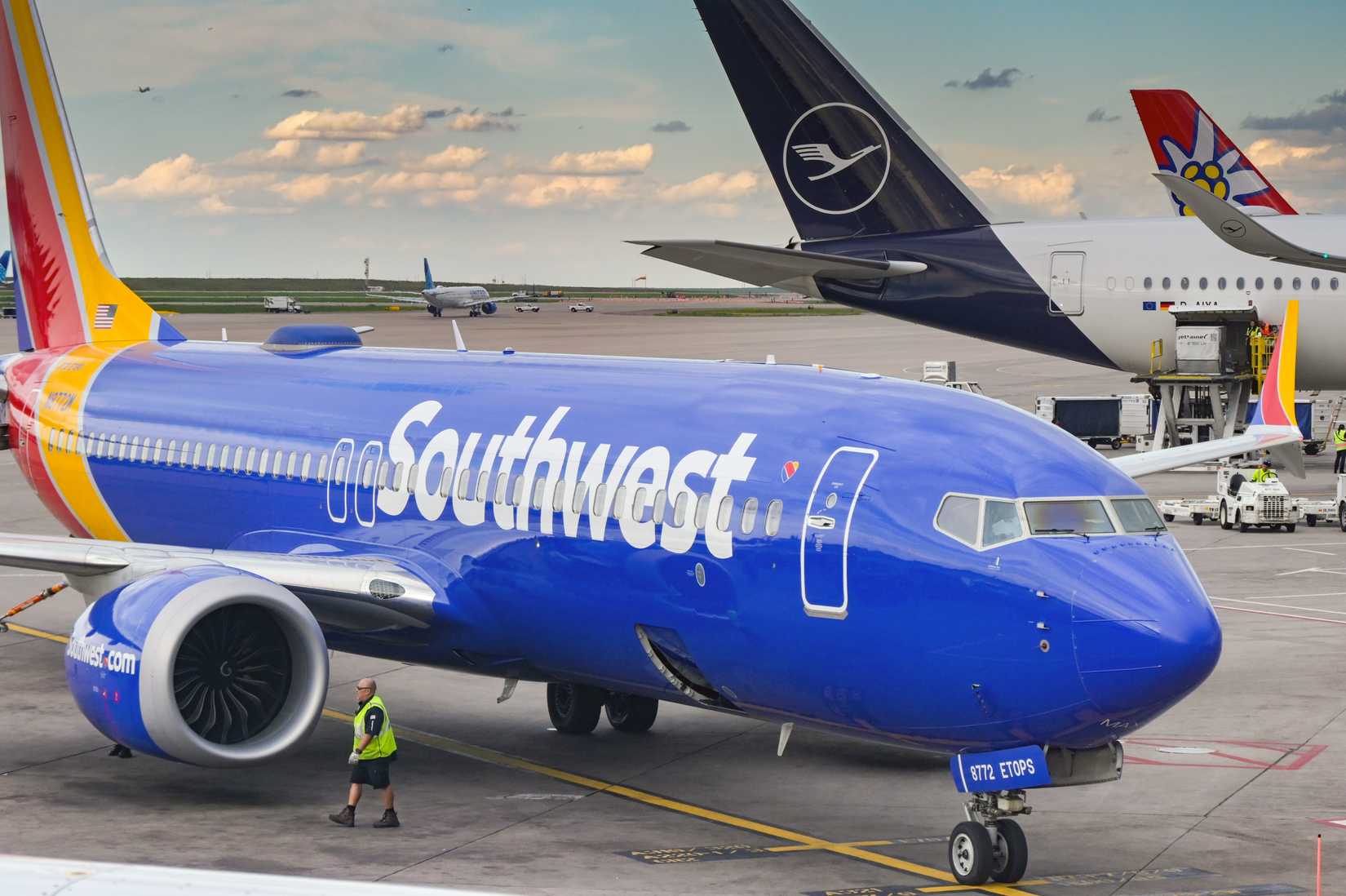 Cabin Pressure Issues Prompt Southwest Airlines Boeing 737-800 Return ...