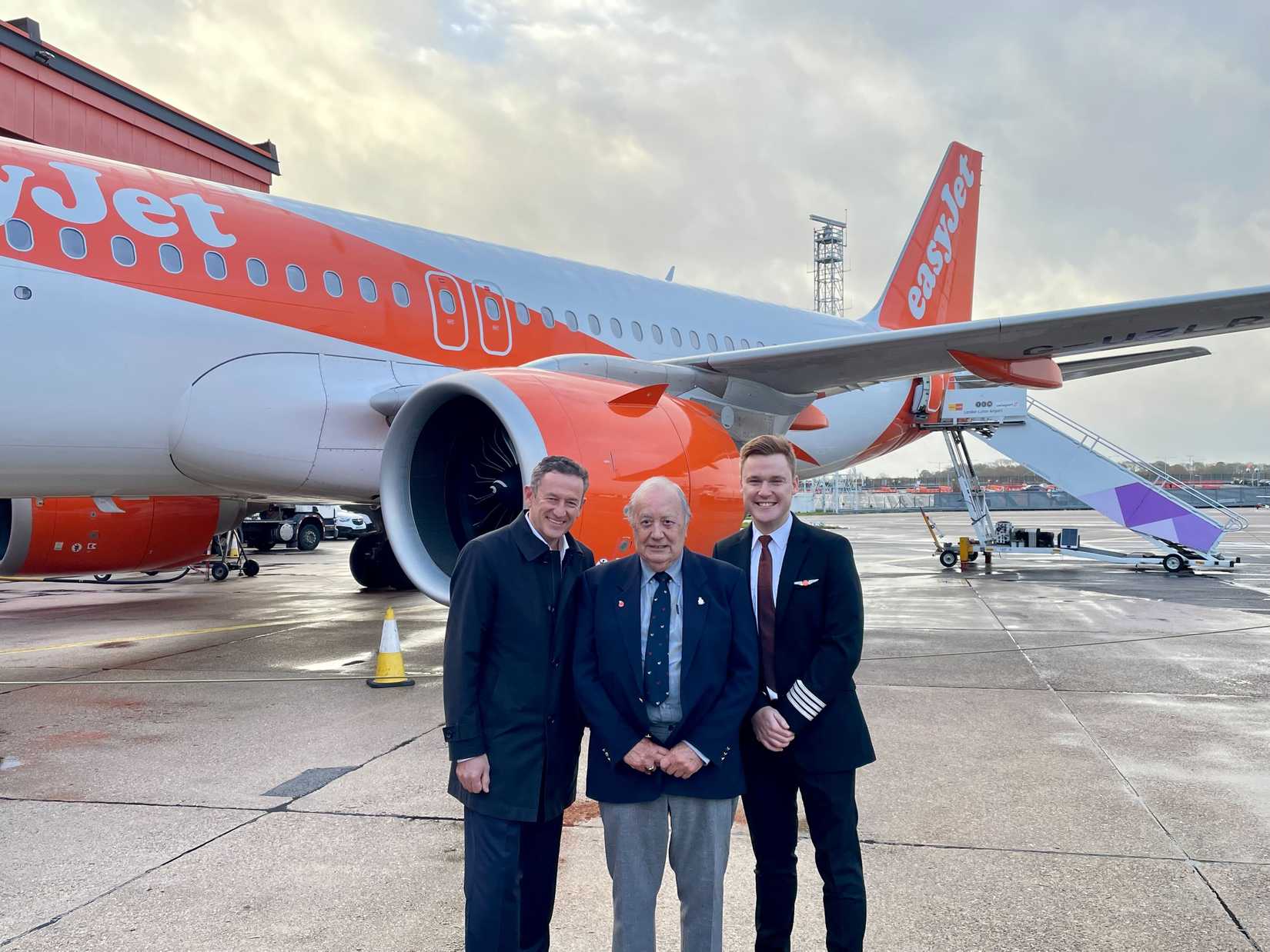 easyJet Marks 30th Anniversary: 30-Year-Old Crew Operates Flight On ...