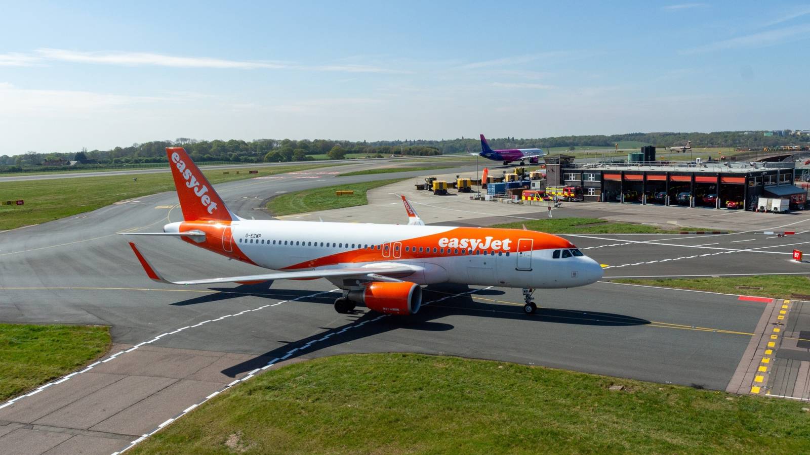 easyJet Marks 30th Anniversary: 30-Year-Old Crew Operates Flight On ...