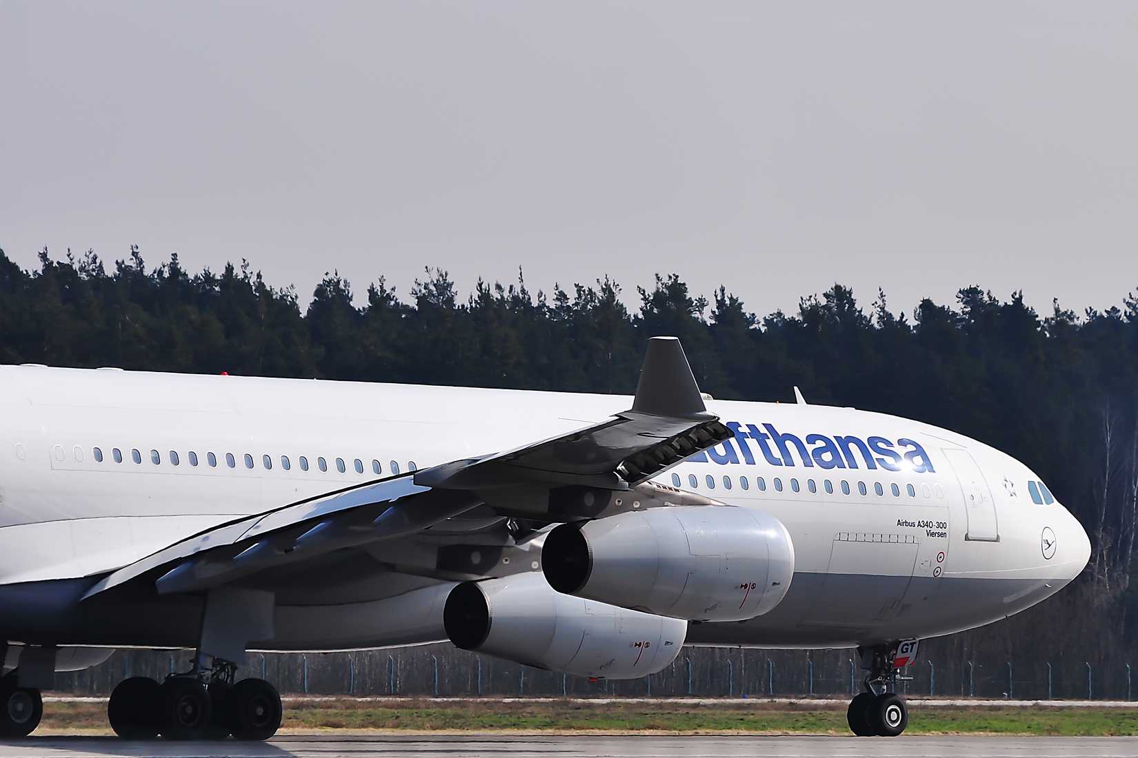 Lufthansa Cuts Airbus A340 US Flights by 50% This Winter