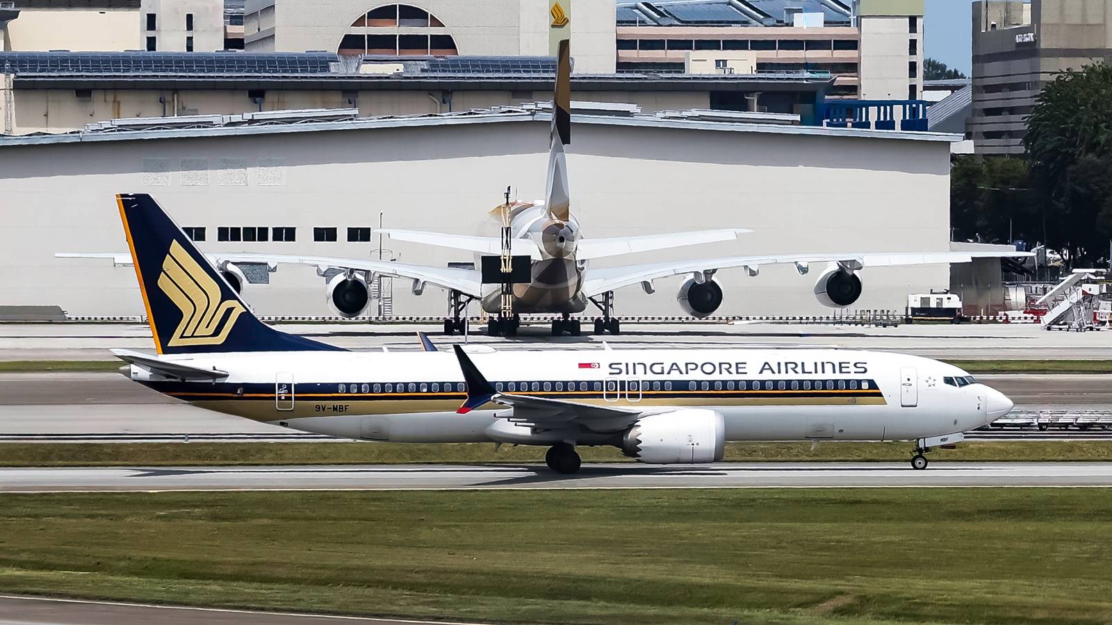 Singapore Airlines Half-Year Profits Plummet After Air India Losses