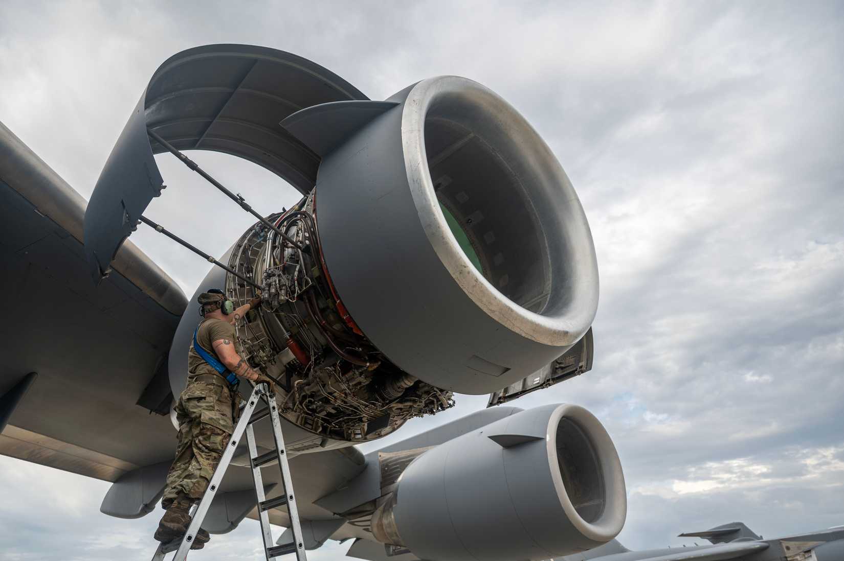 Does The C-17 Globemaster Have The Same Engines As The Boeing 757?