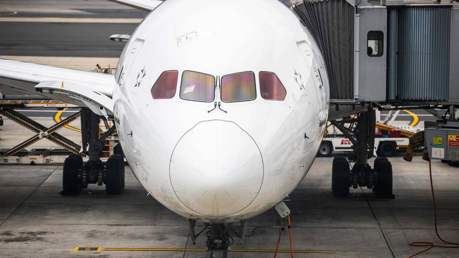 All White: Alaska Airlines Receives 1st Boeing 787-9 Dreamliner At LAX