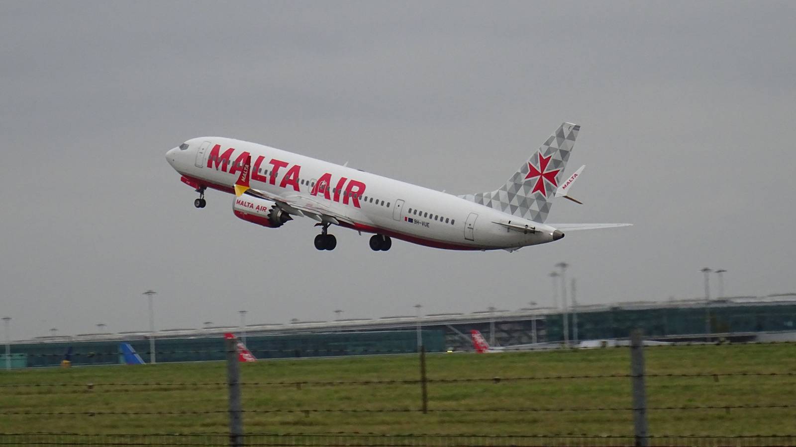 You'll Never Believe What Caused This Ryanair 737 MAX In-Flight Engine ...