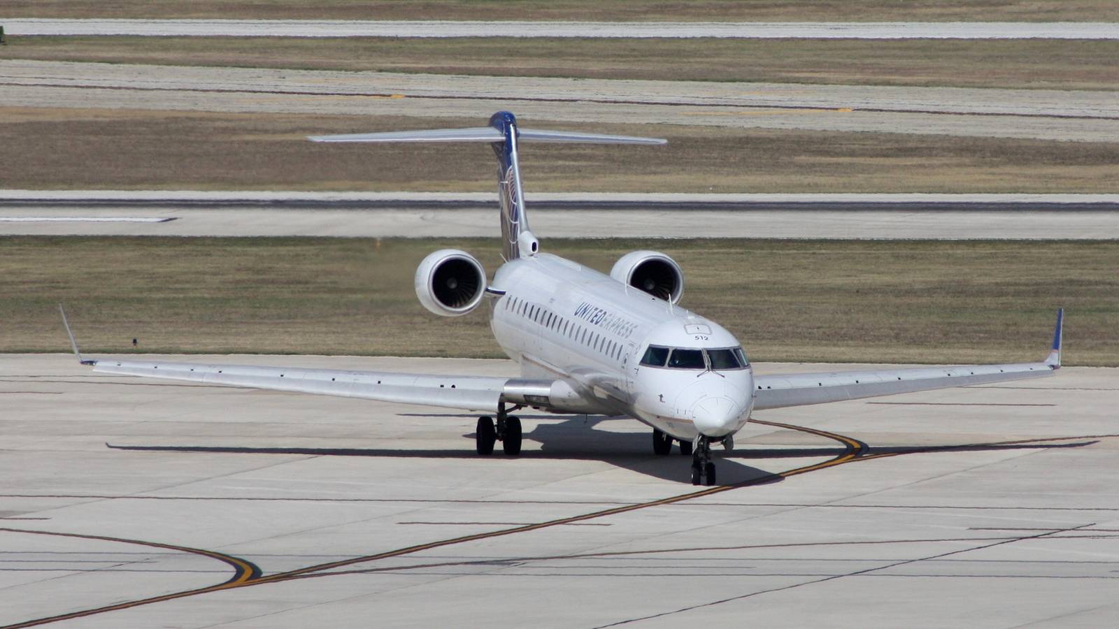 United Express Bombardier CRJ700 Strikes Wing Tip During Landing In ...