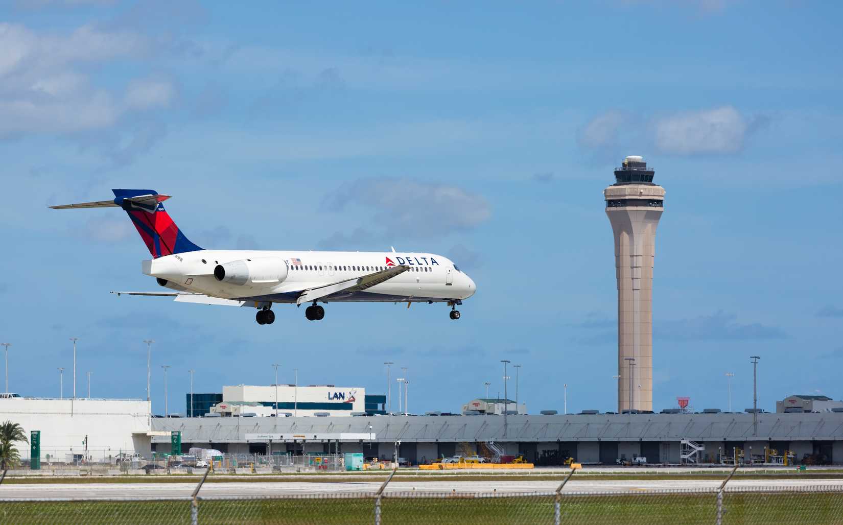 25-Year-Old Delta Boeing 717 Returns To Saint Louis Following Acidic ...