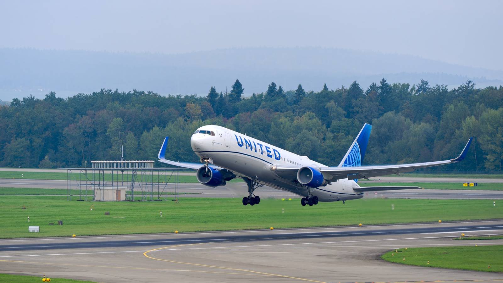 Morning News Anchor Slams United Airlines Over Windowless Window Seat ...
