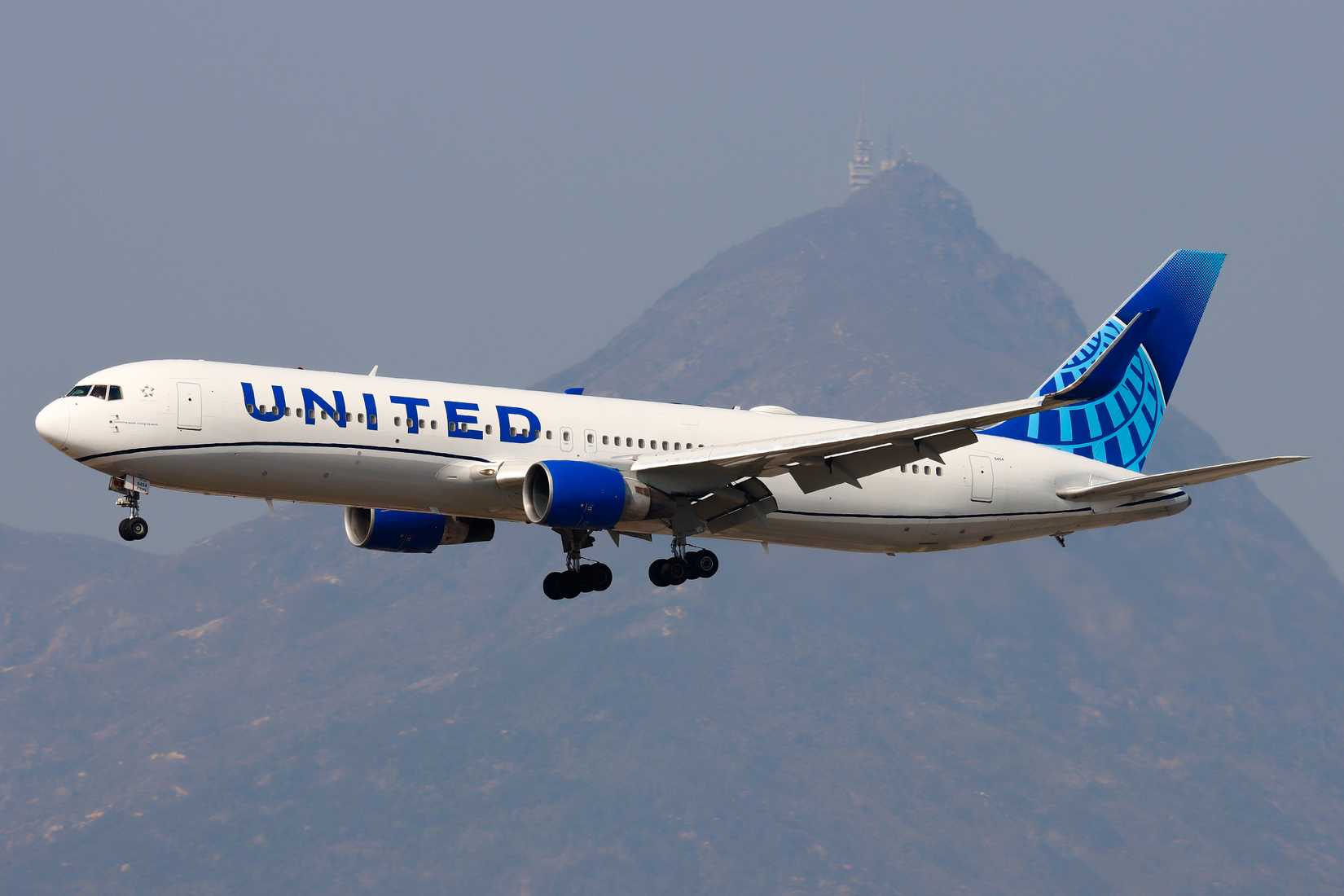 Morning News Anchor Slams United Airlines Over Windowless Window Seat ...