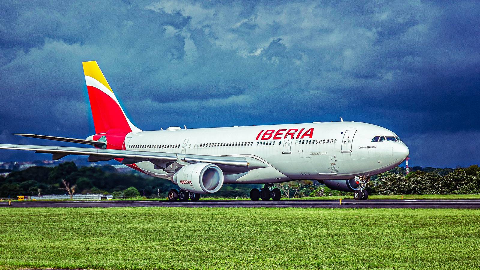What It Costs To Fly Business Class On The World’s Longest Airbus A330 ...
