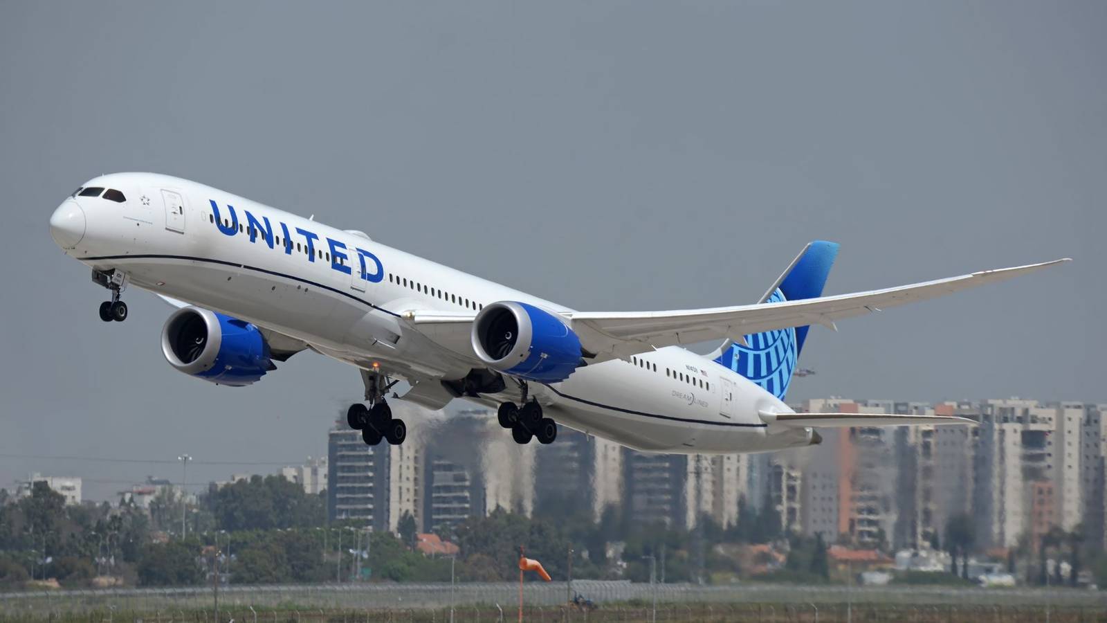 For What Reason Does United Airlines Operate All Three Boeing 787 Variants?