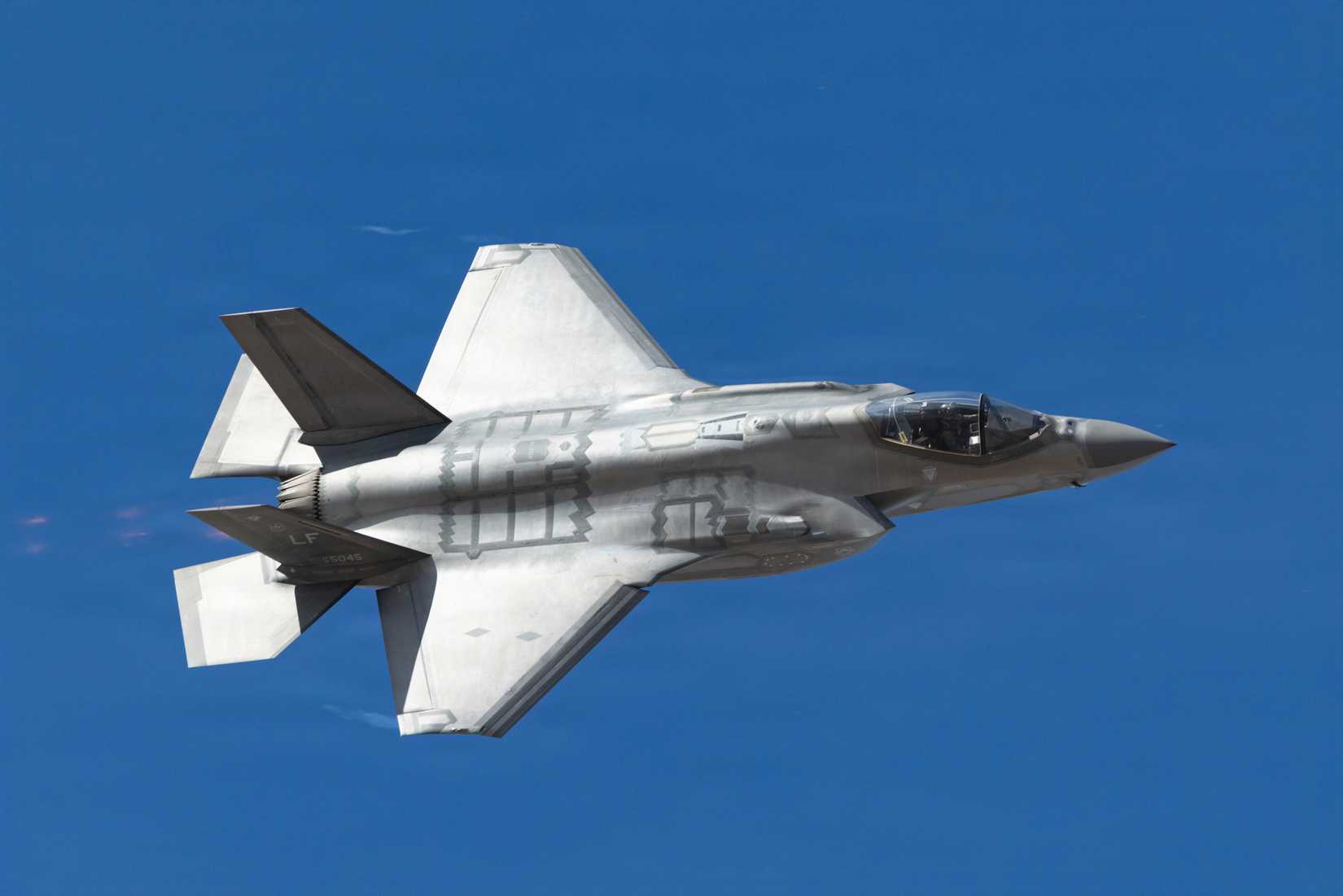 Inside The F-35's Cockpit System