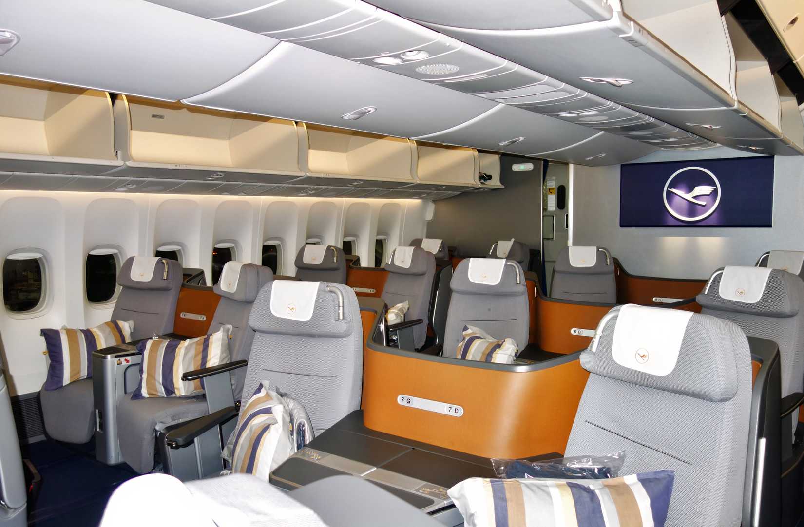 Inside The Boeing 747's Upper Deck Layout