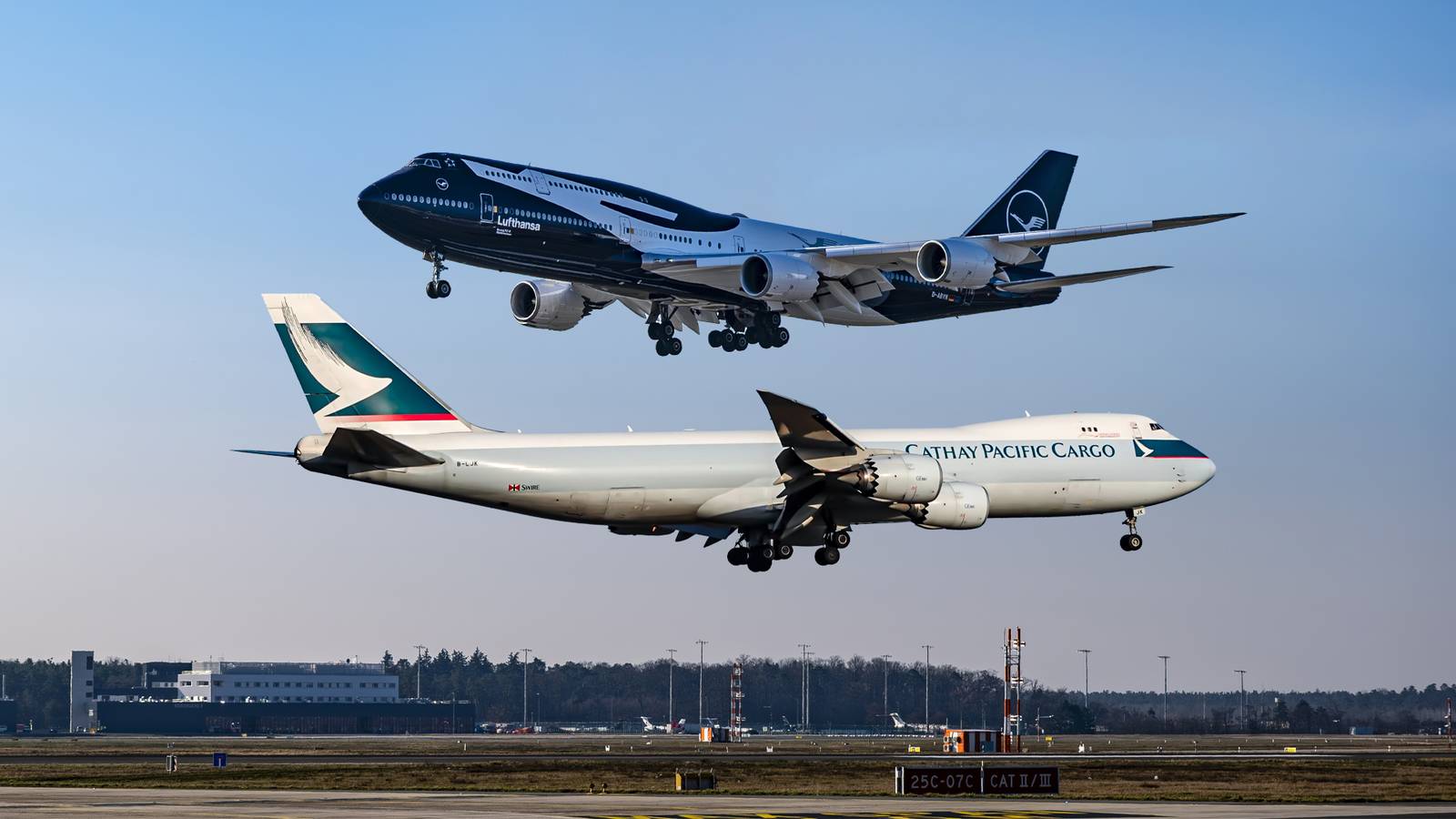 The Striking Differences Between Cargo & Passenger Boeing 747s