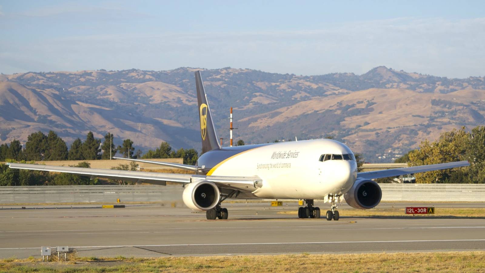 Split-Second Call At Louisville: UPS Pilot Aborts Landing As Runway ...