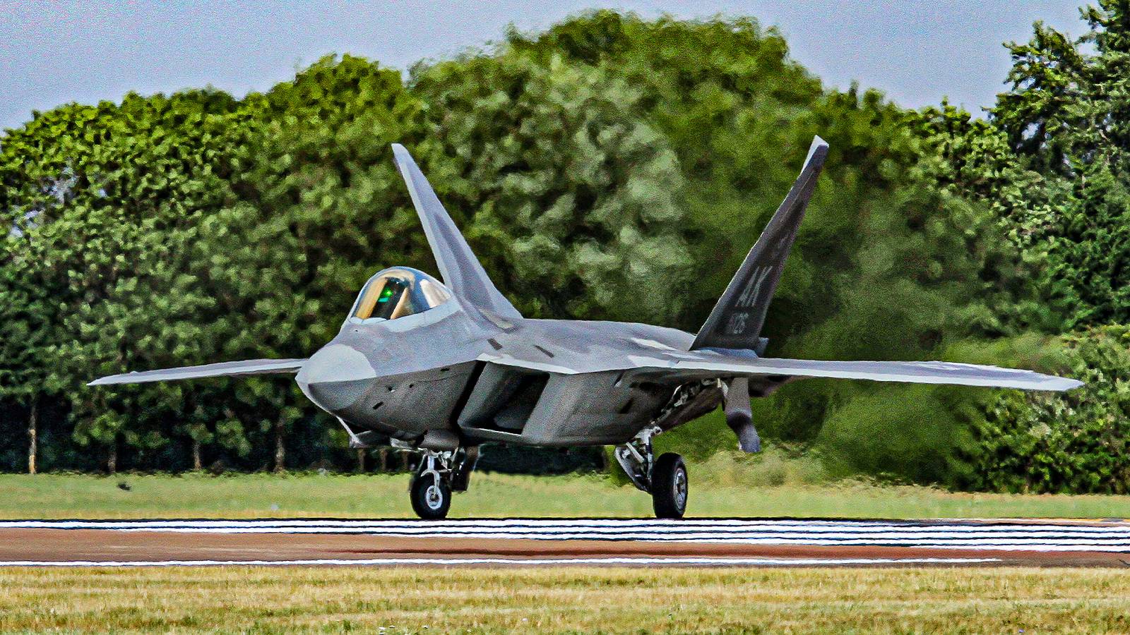 How The F-22 Raptor's Cockpit Layout Supports Stealth Mission Awareness