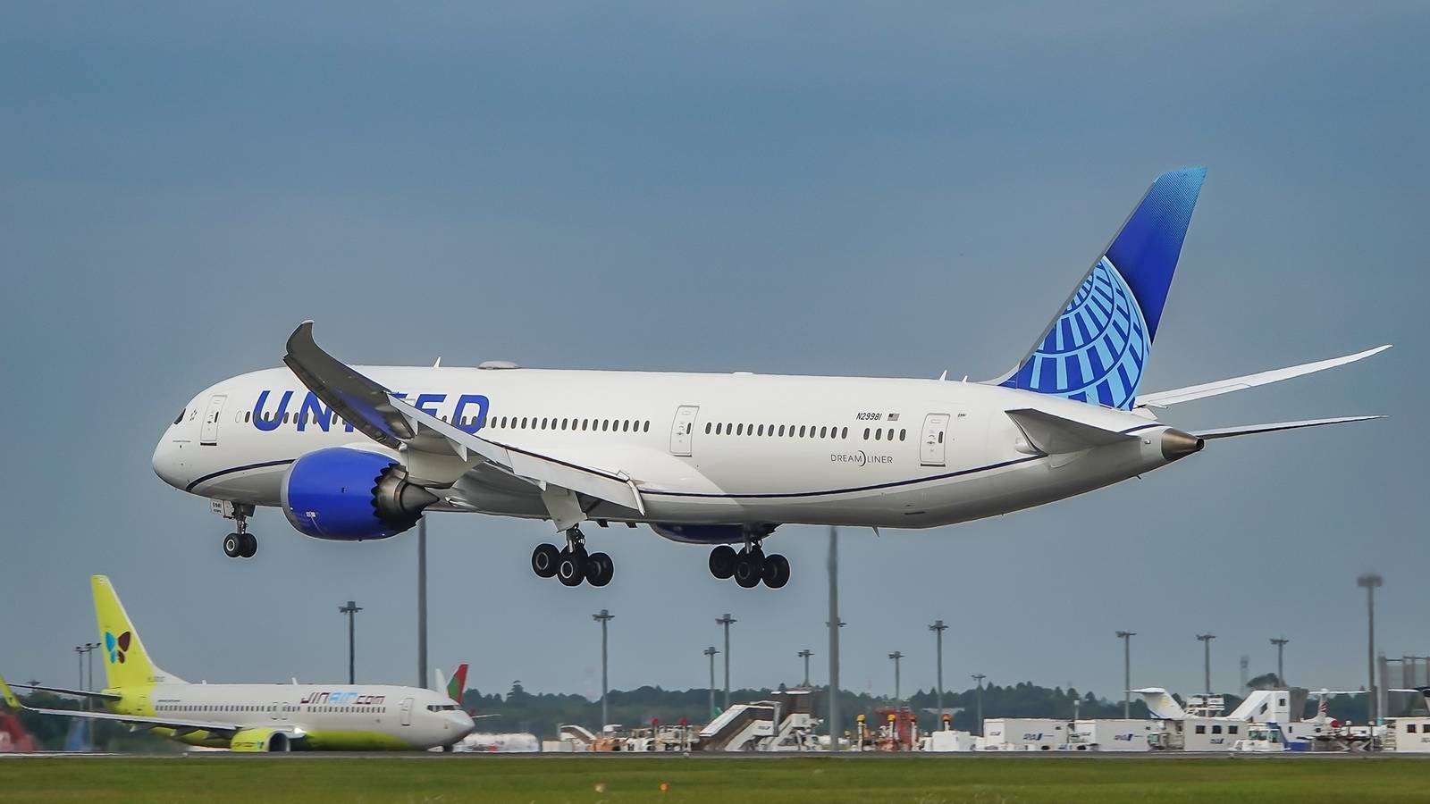 Tough Luck: United Airlines Grounds New Premium Boeing 787-9 After 1st ...