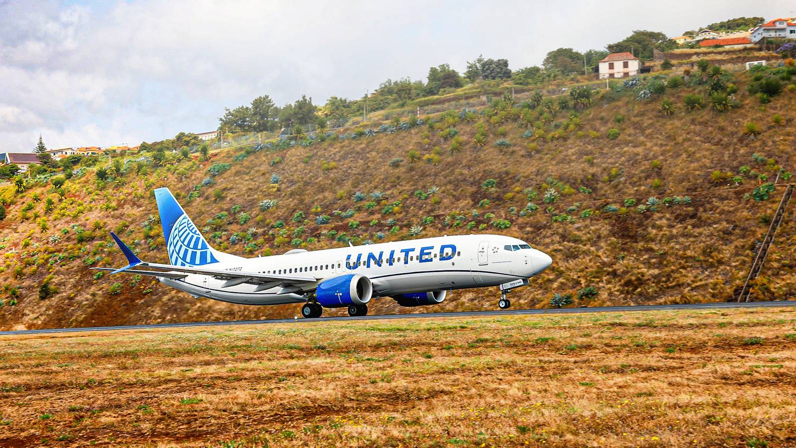 5 Airports That Pilots Say Are The Most Technically Challenging To Land At