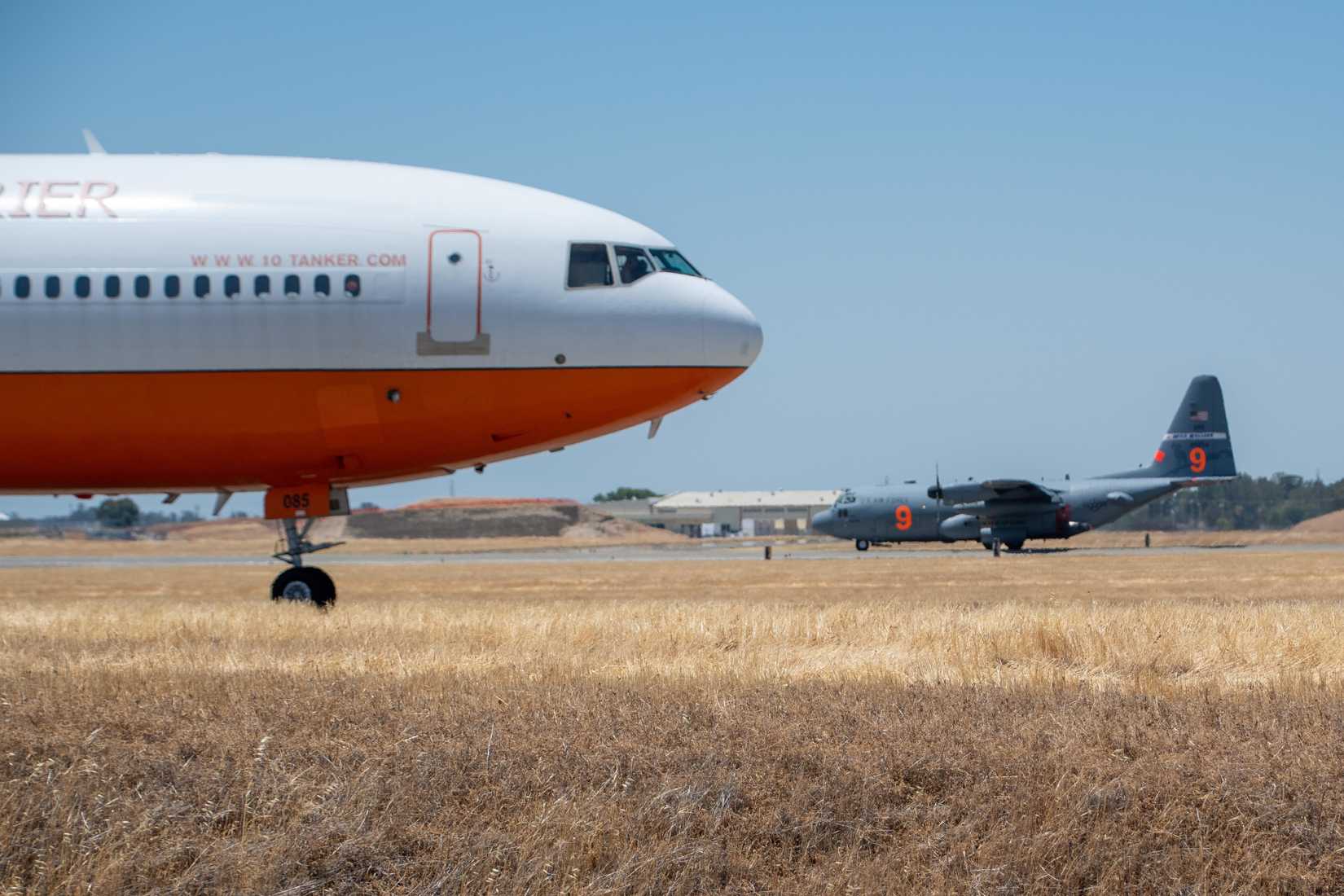 Why DC-10 Air Tanker Pilots Must Shove The Yoke Forward After Dropping ...